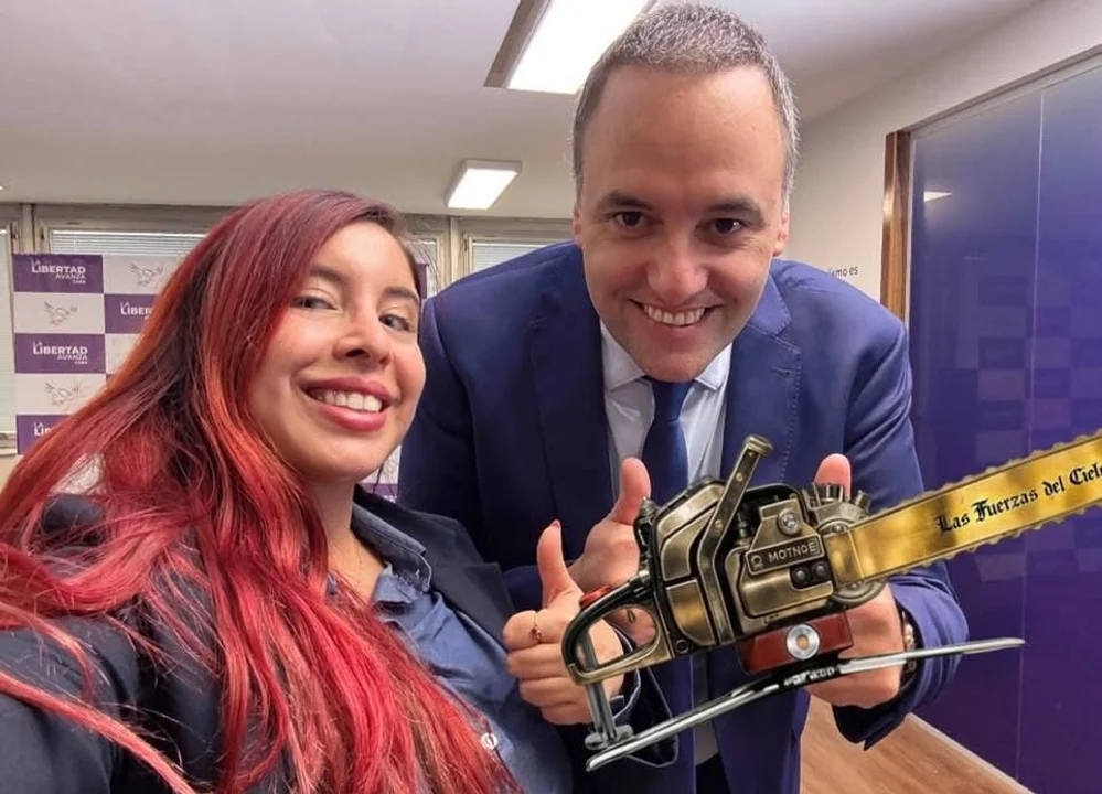 Adorni llevó al Vaticano a su community manager: por qué viajó y quién ...